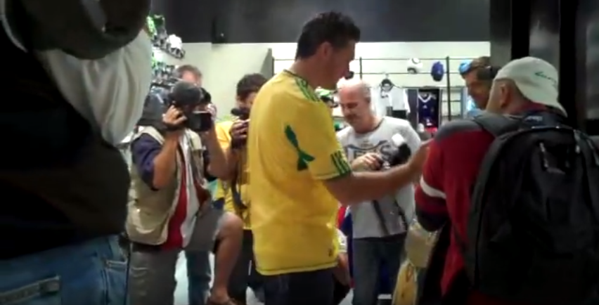 Graeme Smith signing the Bafana Jersey - Prosport International